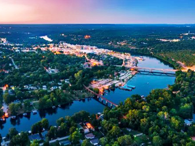 As dusk settles over riverside communities, lights twinkle like fireflies, reminding visitors why Ozark evenings feel like stepping into a different time.