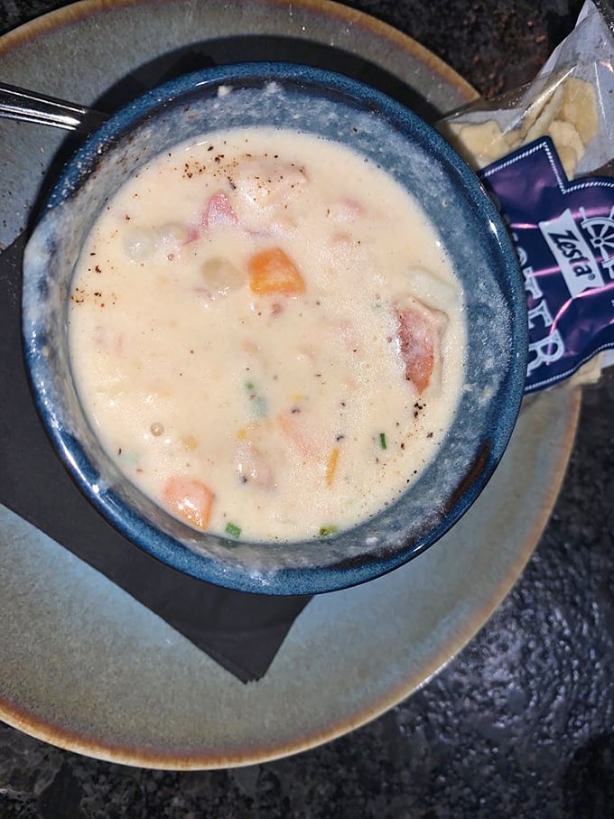 The humble cup of chowder that launched a thousand return visits. Those tender clams and perfectly diced potatoes swim in creamy brilliance.