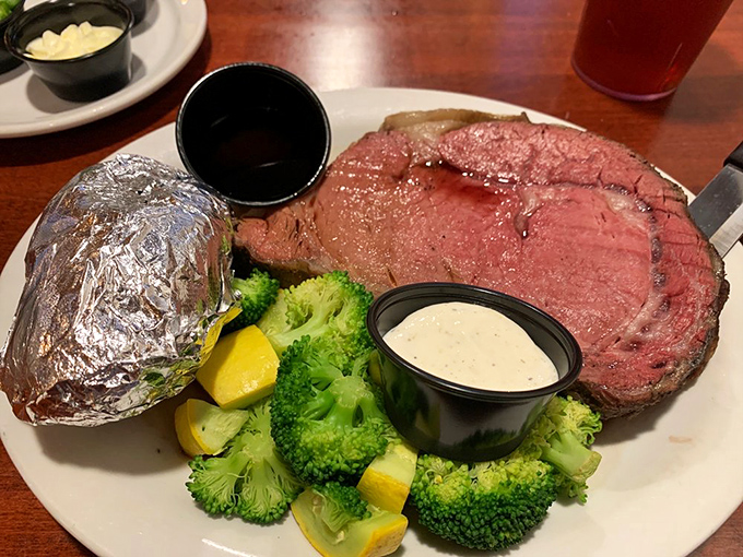 This isn't just dinner; it's a color wheel of deliciousness. Ruby-red meat, emerald broccoli, and golden potatoes&mdash;edible art at its finest.