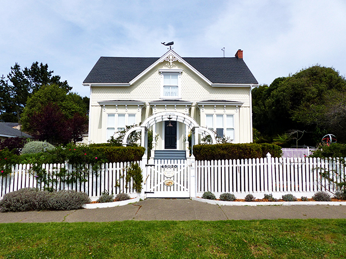 The Albert Brown House gleams in pristine white, standing tall like the architectural equivalent of that friend who never seems to age.