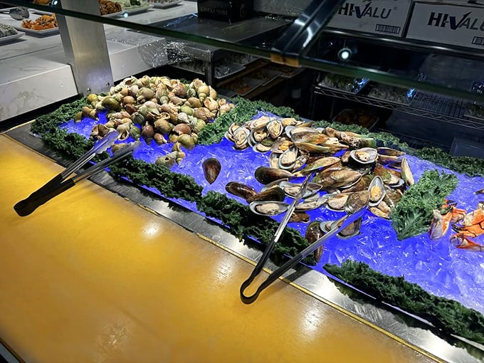 Fresh oysters and shellfish on ice beckon seafood lovers. This isn't your average buffet's sad frozen seafood&mdash;this is the real deal.