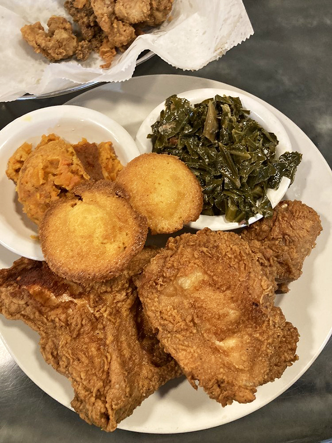 A plate that speaks three languages: crispy, juicy, and "please-don't-let-this-end." The cornbread muffins are the supporting actors who deserve their own show.