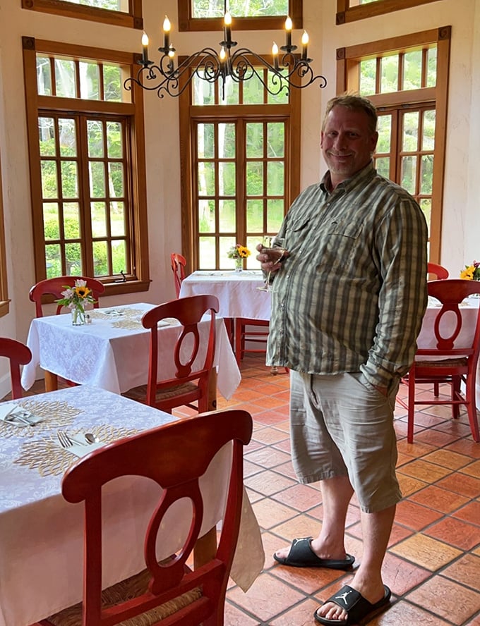 The octagonal breakfast room, with its abundant natural light and distinctive red chairs, transforms morning coffee into a royal audience.