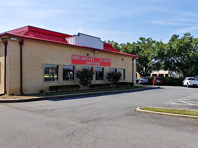 JoJo's Super Dogs doesn't need fancy architecture to attract crowds&mdash;just the promise of honest-to-goodness hot dog perfection served daily.
