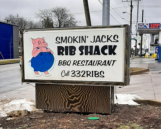 The pink pig sign at Smokin' Jack's isn't subtle, but then again, neither are their fall-off-the-bone ribs.