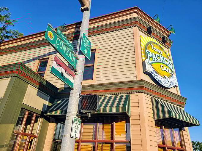 Tony Packo's corner presence in Toledo stands like the Statue of Liberty of hot dogs &ndash; a beacon of hope for the hungry.