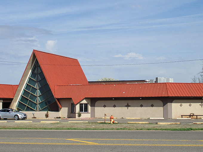 With its distinctive A-frame entrance, the Cherokee Strip Motel stands as a mid-century monument to road trip Americana. Howard Johnson would approve!