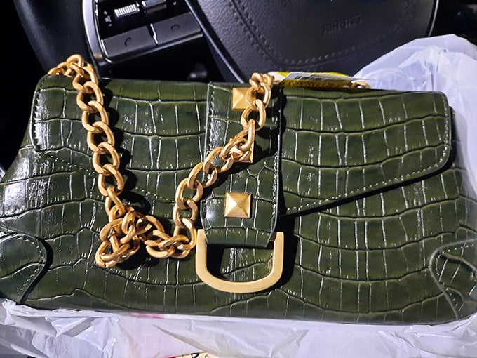 Designer without the damage to your wallet! This elegant green handbag proves that luxury doesn't always require a financial sacrifice.