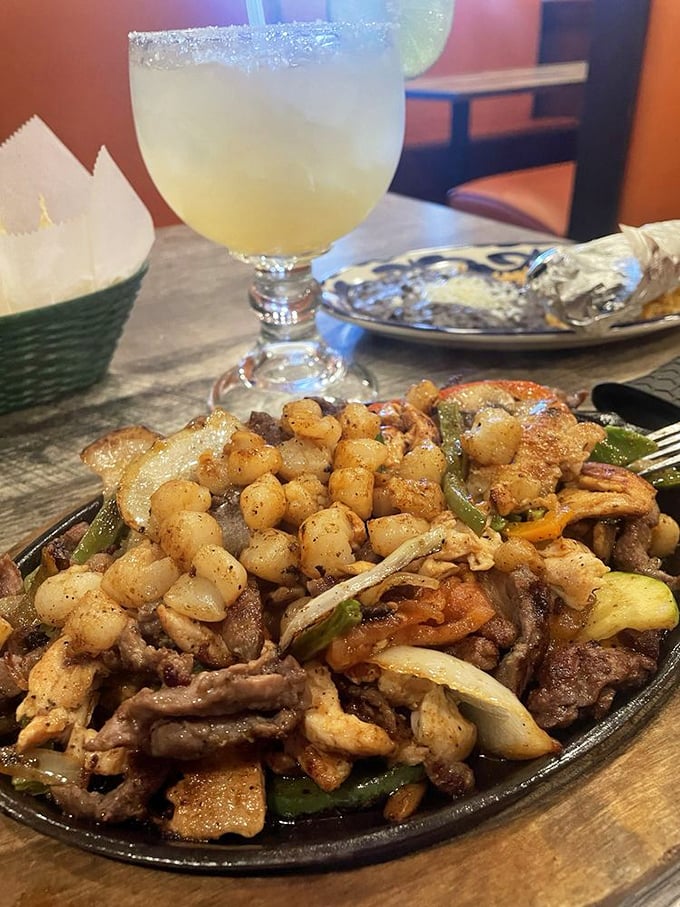 Sizzling fajitas that announce their arrival like a celebrity, complete with a margarita companion that's equally ready for its close-up.
