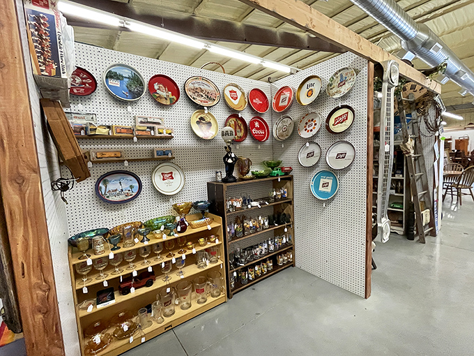 Collecting is clearly contagious! Vintage plates, beer memorabilia, and nostalgic brands create a display that's part museum, part time capsule, and entirely captivating.