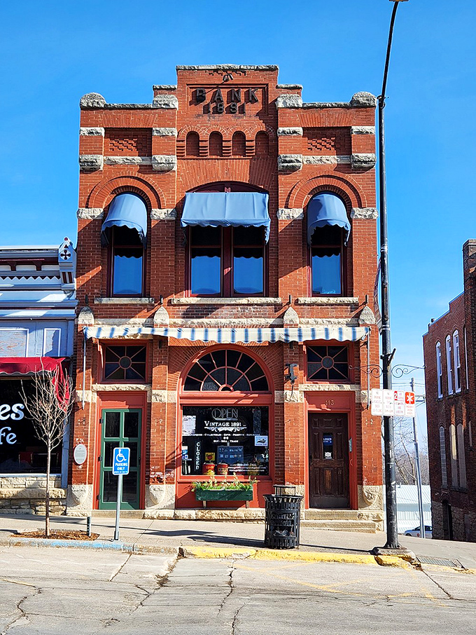 Mount Vernon's tree-lined streets and welcoming sign promise the kind of day trip that turns into "maybe we should move here."
