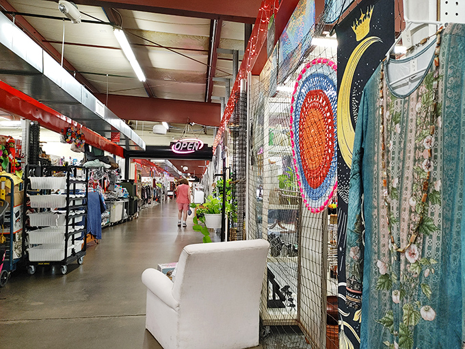 Caesar Creek's indoor market stretches toward the horizon. The Goldilocks of flea markets&mdash;not too big, not too small, just right!
