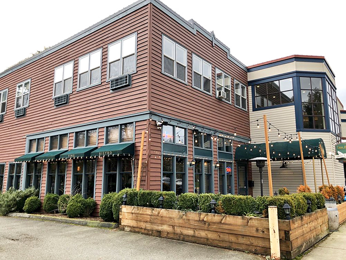 Where seafood meets casual elegance! Fins' rustic-chic exterior promises an evening of Pacific delights without pretension.