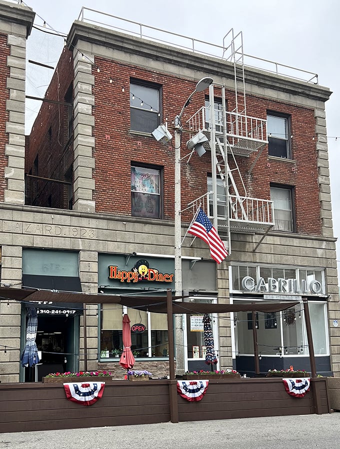 Happy Diner: Patriotic bunting and hearty portions. The kind of place where dock workers and office folks find common ground over perfect pancakes.
