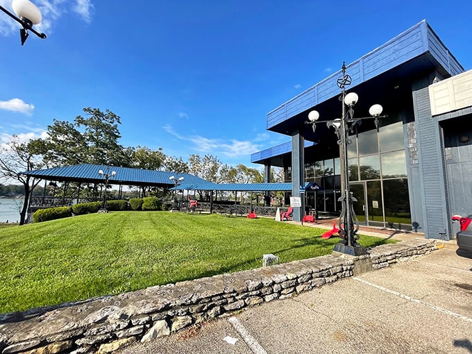 Blue buildings and river views&mdash;Kingfish serves up scenery as a free side with every seafood platter.