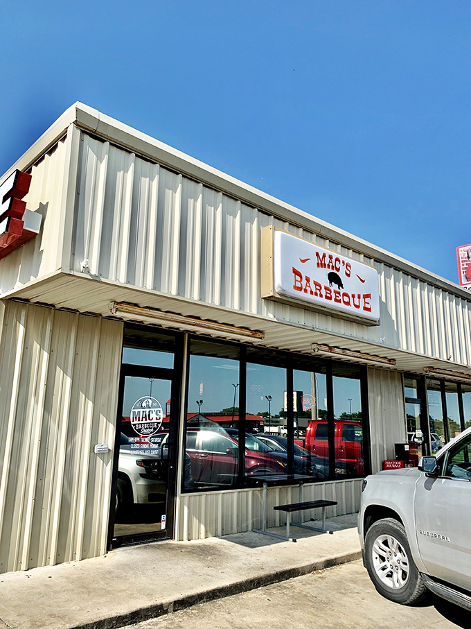 That understated exterior is the barbecue equivalent of Clark Kent&mdash;mild-mannered on the outside, superhero on the inside.