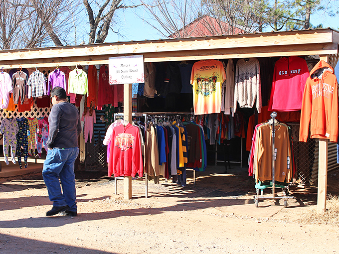 The colorful heart of commerce in action – no algorithms, just good old-fashioned human haggling and handshakes.