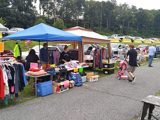 Trader Jack's Flea Market: From microwave ovens to vintage frames &ndash; yesterday's belongings find tomorrow's homes in this sprawling marketplace.