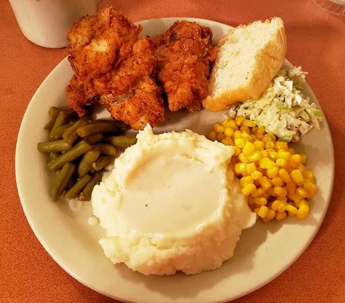 The full Monte Ne experience: crispy chicken, fluffy mashed potatoes, and sides that make vegetables taste like they've been promoted to main characters.