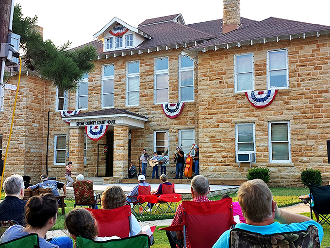 The courthouse doesn't just dispense justice&mdash;it hosts impromptu concerts where locals share tunes passed down through generations.