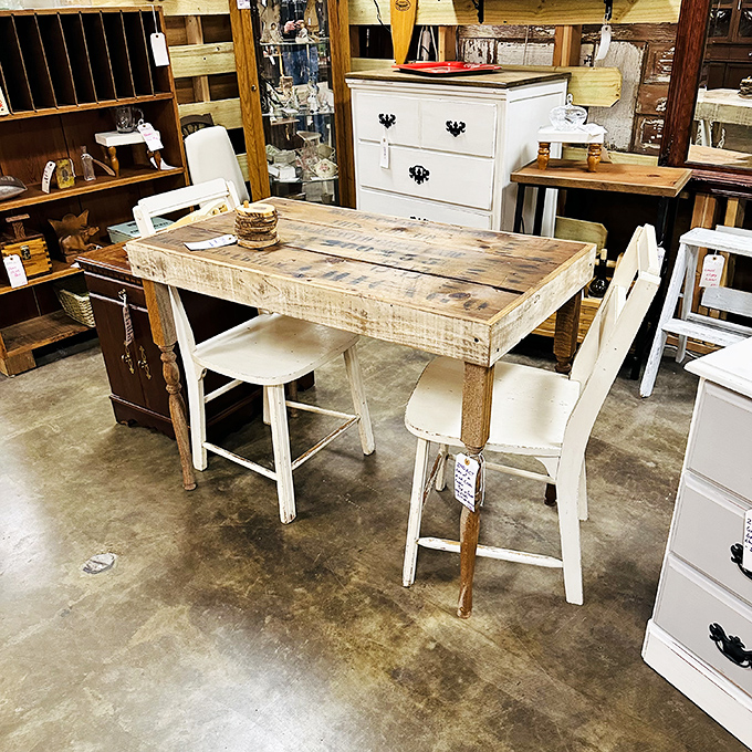 This rustic table set screams "Pinterest before Pinterest existed." Farmhouse chic that actually lived on a farm at some point.