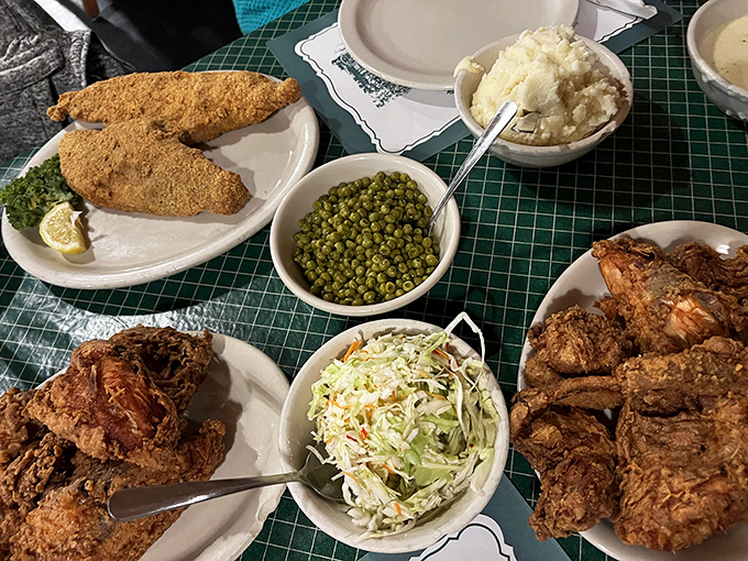Family-style dining that would make Norman Rockwell reach for his paintbrush. Fried chicken, coleslaw, and peas&mdash;America on a table.