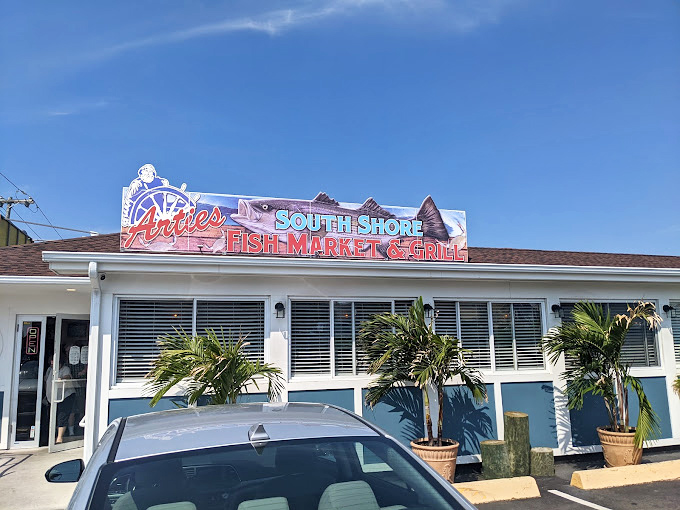 Behind that unassuming façade with palm trees lies seafood so fresh it practically jumps onto your plate. Don't let the simple exterior fool you!