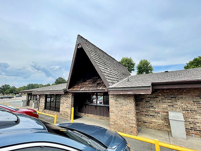 Feltner's sign is the yellow brick road of burger joints&mdash;follow it to a land where fast food chains fear to compete.