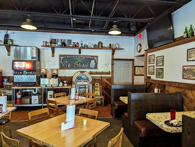 Smokin' Jack's vintage jukebox promises the perfect soundtrack to your meat-induced euphoria. Classic tunes for classic 'cue.