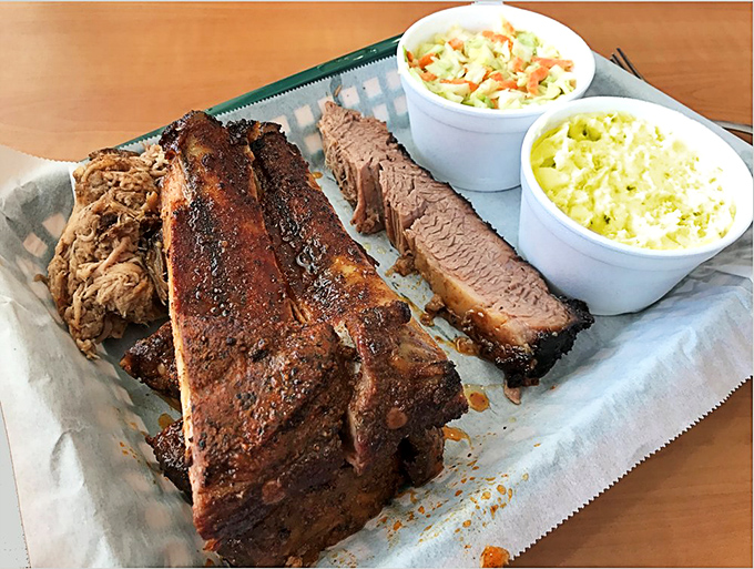 A barbecue basket that makes picnic baskets jealous. The coleslaw and beans are playing supporting roles worthy of Oscar consideration.
