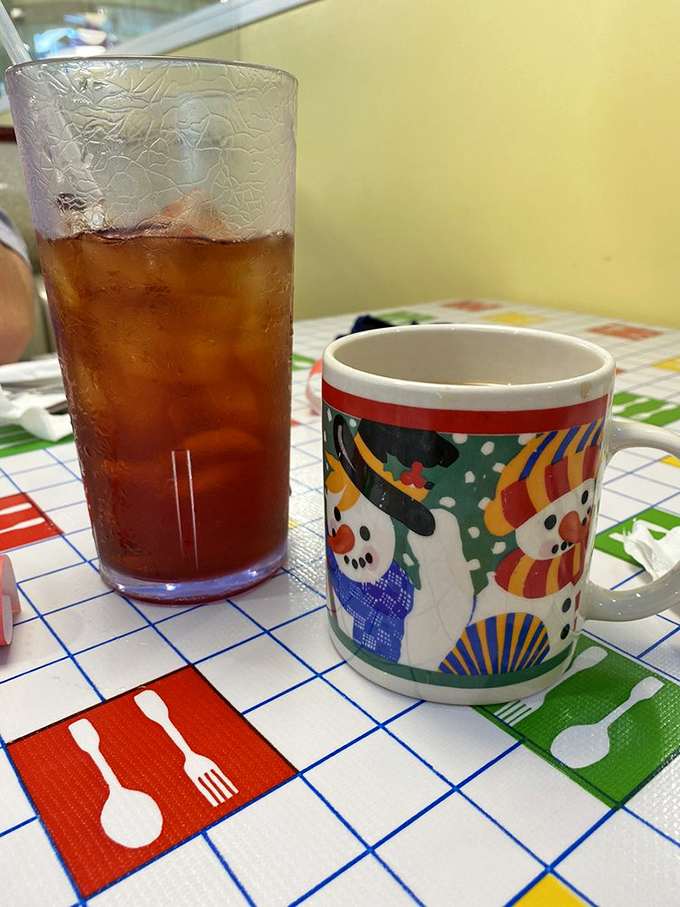 Even the beverages at Doo-Dah get the nostalgic treatment. That seasonal mug paired with iced tea says "stay awhile, friend."