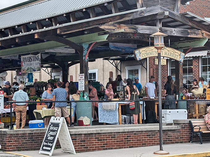The bustling Floyd Farmers Market showcases the bounty of local farms. From heirloom tomatoes to handcrafted soaps, it's locavore heaven.