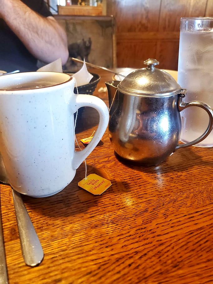 Even the tea service carries a touch of old-school charm. A proper pot for proper brewing &ndash; because some traditions are worth preserving.