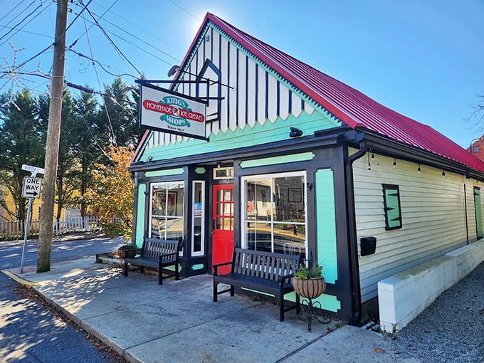 King's Ice Cream Shop looks like it was plucked from a Norman Rockwell painting, complete with those inviting benches perfect for cone-licking contemplation.