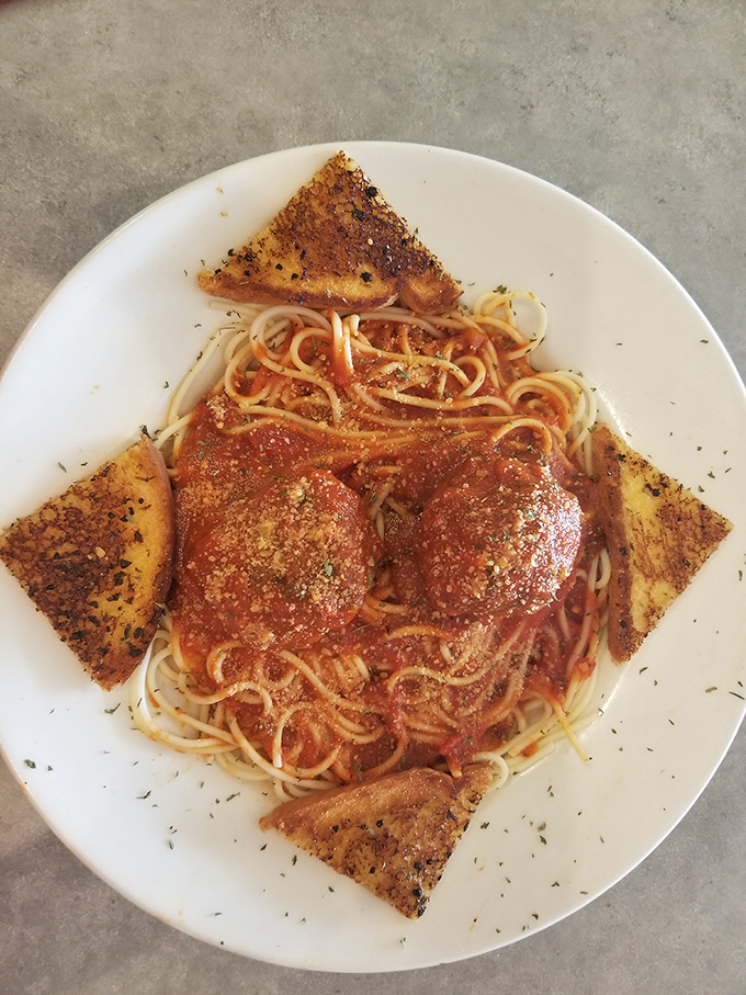 Spaghetti and meatballs arranged like a delicious sunburst – comfort food geometry at its finest.