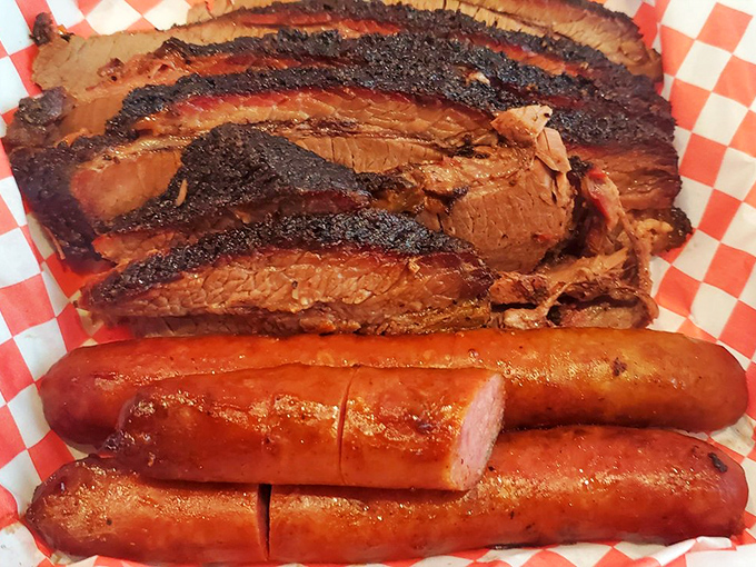 Brisket and sausage – a romance written in smoke and time. This is what barbecue dreams are made of.