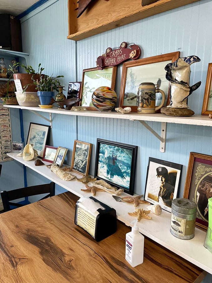 "Crabs Gather Here" &ndash; both the shellfish and the customers who become instantly devoted after one taste.