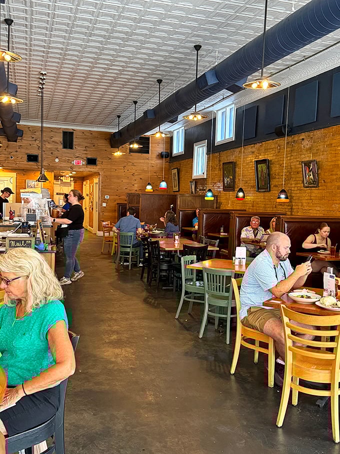 The best conversations happen over breakfast. The Bluebird's dining room buzzes with the symphony of forks, coffee cups, and Kentucky storytelling.