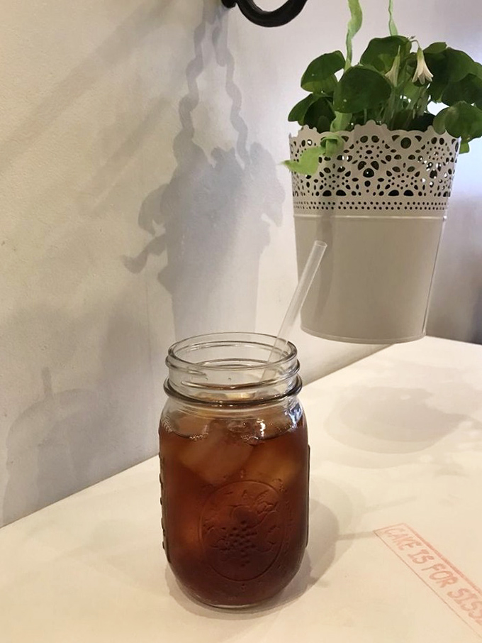 Sweet tea in a mason jar&mdash;Florida's unofficial state beverage sits beside a cheerful plant. Simple pleasures that make waiting for pie an event itself.