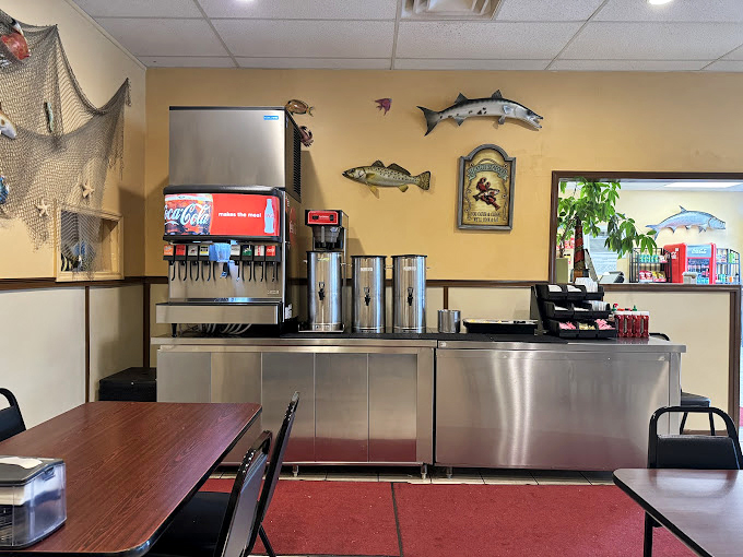 Even the drink station gets the nautical treatment, with mounted fish keeping watch over your sweet tea refills.