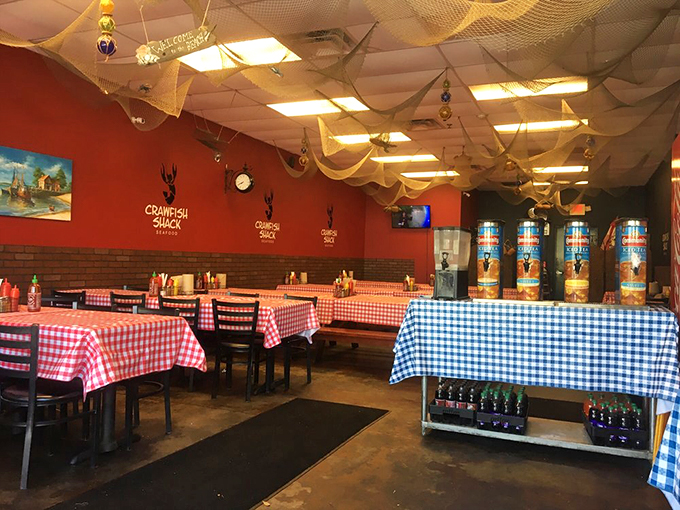 Fishing nets overhead, checkered tablecloths below—the decor says one thing clearly: focus on the food, not the frills.