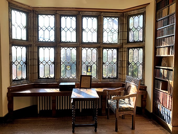 A bay window study that would make Shakespeare jealous&mdash;the perfect spot to pen letters or simply watch the James River flow by.