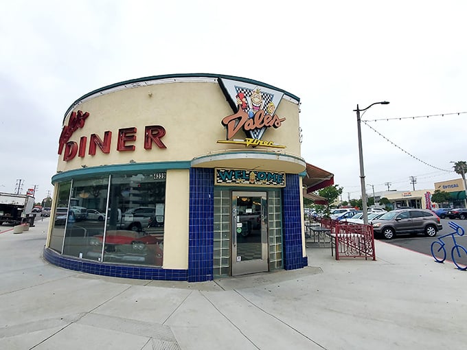 Dale's Diner: That curved architecture isn't just for show&mdash;it's aerodynamically designed to waft the smell of perfect hash browns across Long Beach.