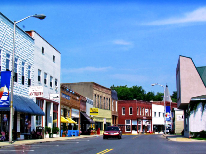These sunlit streets in Onancock have been welcoming visitors since colonial times &ndash; they've really perfected the art.