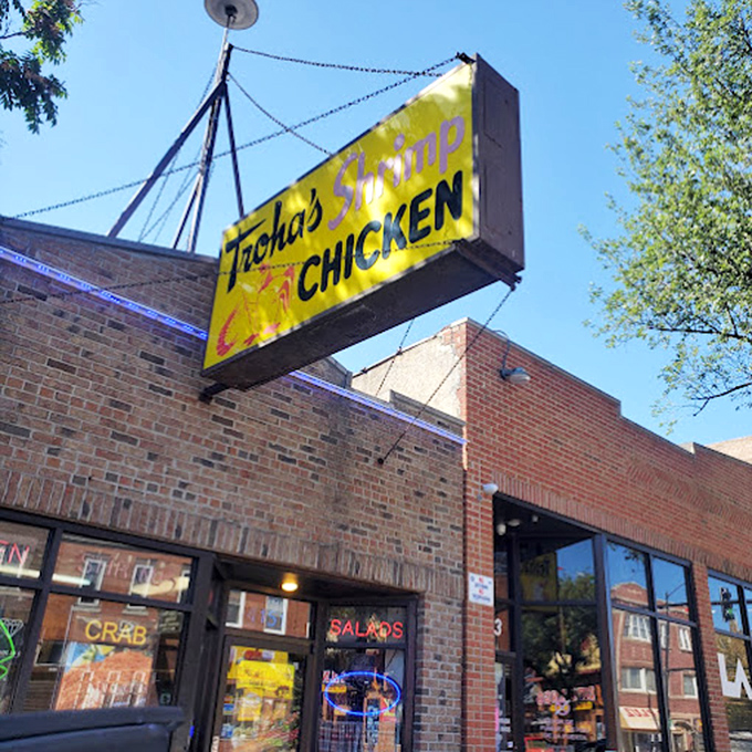 This brick façade houses secrets to crispy seafood perfection that fancy downtown restaurants would pay millions to discover.