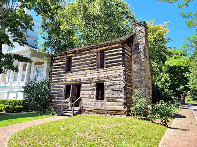 Pioneer living, unfiltered. This log cabin reminds us that before smart homes, there were smart people making homes with nothing but tools and determination.