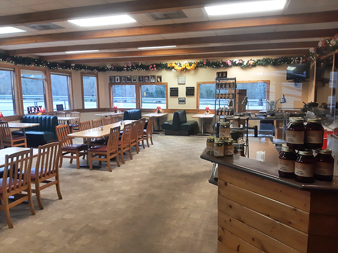 Fresh orange juice and hearty breakfast plates&mdash;the dining room's large windows let Oregon's natural beauty serve as the perfect backdrop.