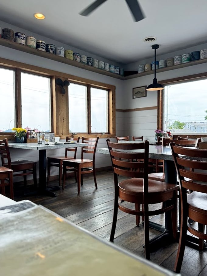 Vintage coffee mugs line the walls like trophies of maritime adventures past. This dining room tells stories before you even order.