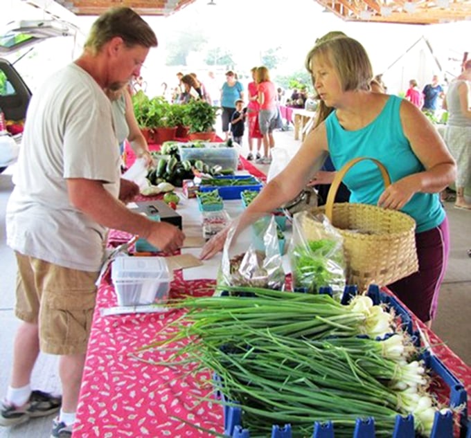 At Oakland's farmers market, the farm-to-table distance is measured in miles, not states&mdash;creating connections between growers and eaters that big cities can only dream about.