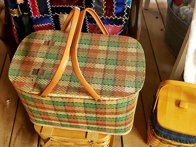 This picnic basket has seen more outdoor feasts than ants at a sugar convention. Its woven charm practically whispers of lemonade and checkered blankets.